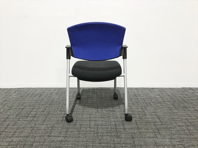 コクヨのスタッキングチェア 肘付 プロッティ 総張りタイプ キャスター付 CK-587C[コクヨ][中古]|オフィス家具（中古）通販なら ...