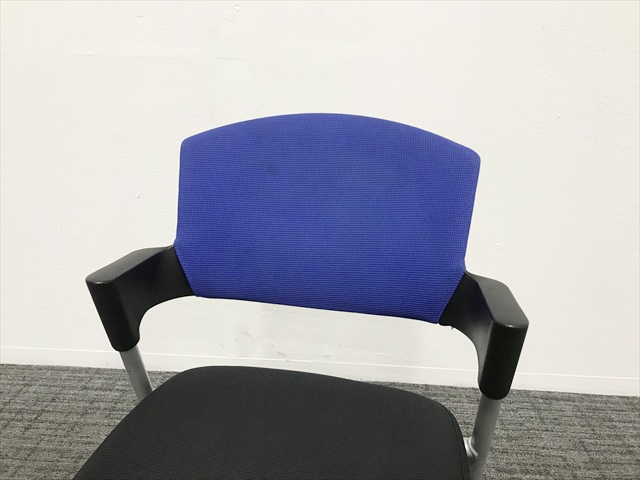 コクヨのスタッキングチェア 肘付 プロッティ 総張りタイプ キャスター付 CK-587C[コクヨ][中古]|オフィス家具（中古）通販なら ...