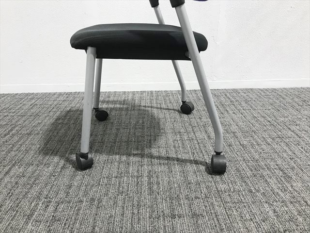コクヨのスタッキングチェア 肘付 プロッティ 総張りタイプ キャスター付 CK-587C[コクヨ][中古]|オフィス家具（中古）通販なら ...